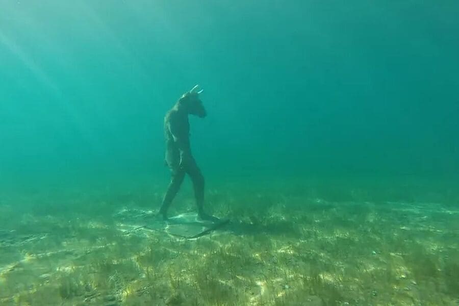 Minotauro aparece en el fondo de un lago en la Patagonia argentina