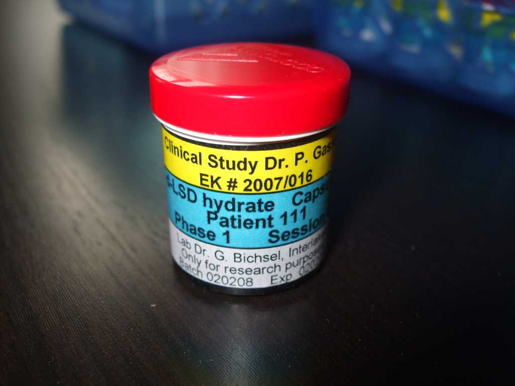 Este es el primer paquete de LSD recibido de forma legal en 35 años