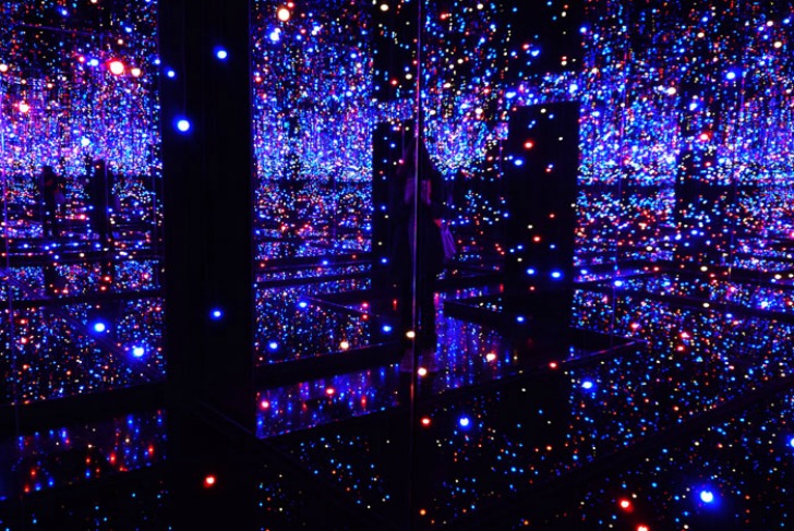 El Infinity Room de Yayoi Kusama: luciérnagas flotando en una Matrix espejo